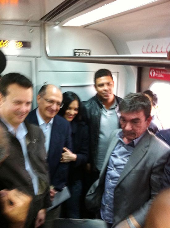 SP: Trem com Ronaldo, Kassab e Alckmin leva 19min da Luz a Itaquera SP: Trem com Ronaldo, Kassab e Alckmin leva 19min da Luz a Itaquera