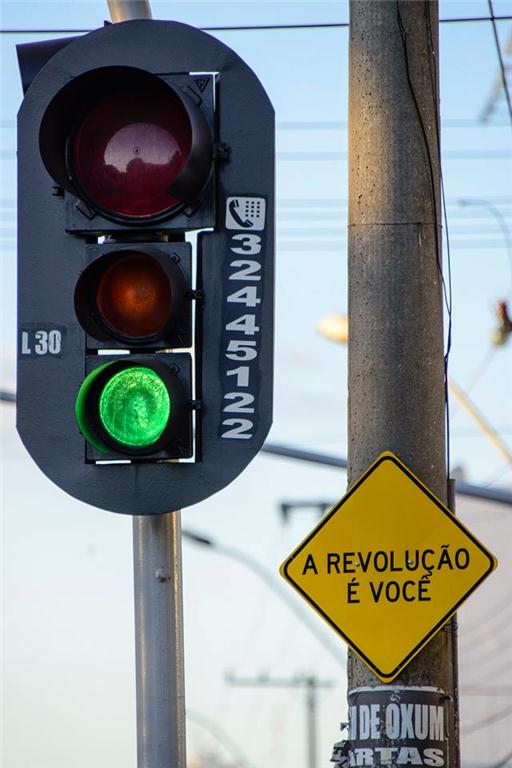 Repare nessas placas de trânsito